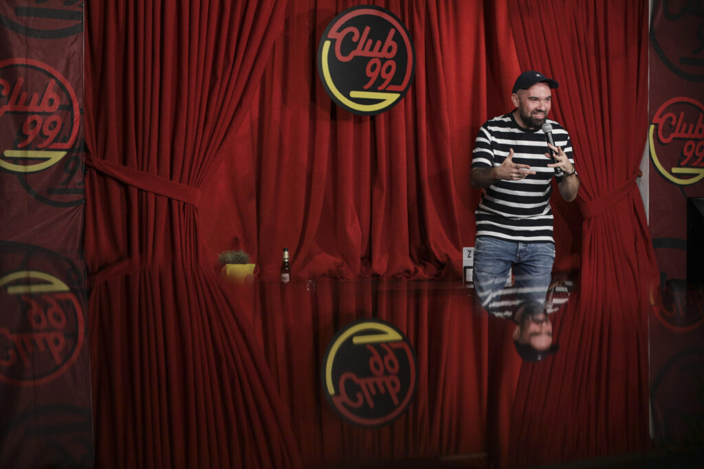 Cine învârte scena stand-up comedy din România